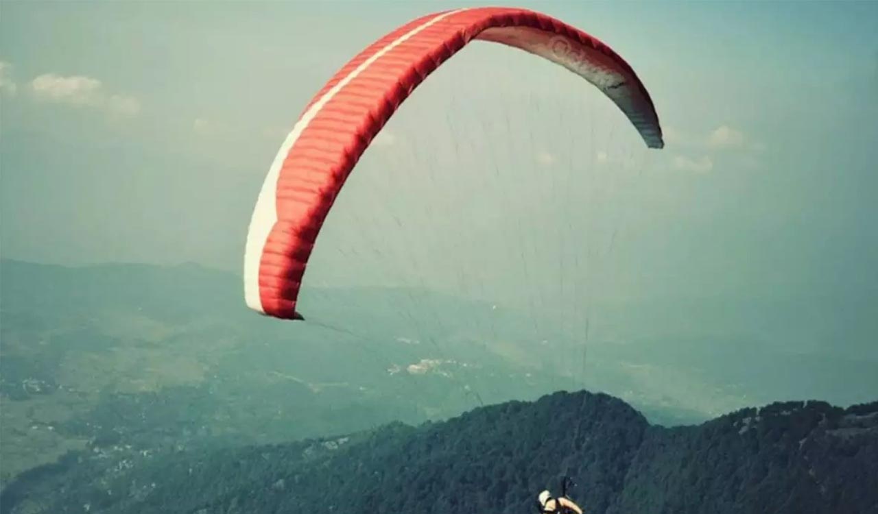 Telangana woman falls to death in paragliding crash in Himachal Pradesh ...